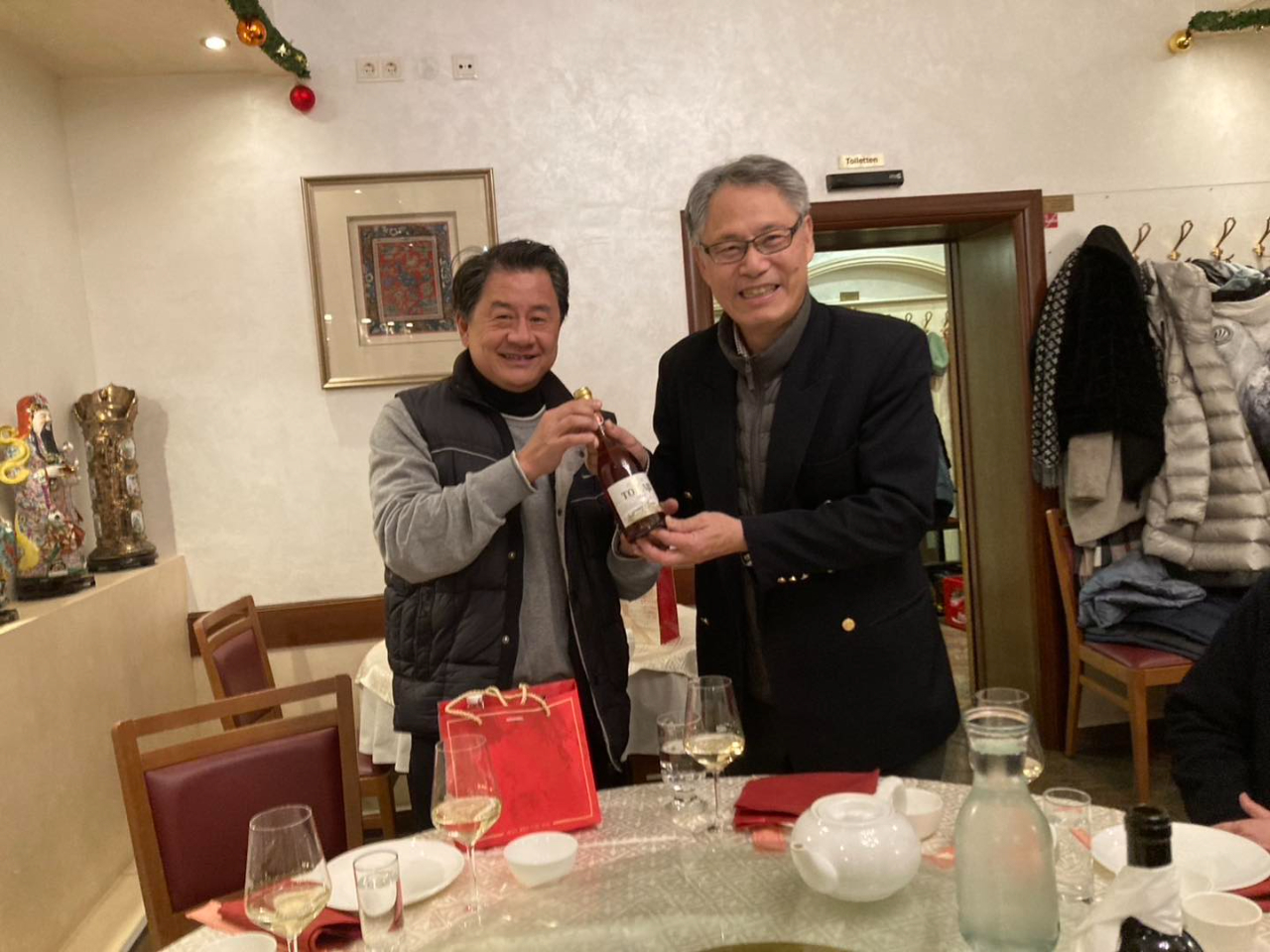 駐奧地利代表處大使劉玄詠邀請奧地利臺灣商會（含青商會）幹部在維也納樂口福餐廳餐敘，就推動僑務工作交換意見，並聽取相關建議。