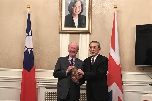TRO presents UK Prime Minister’s Trade Envoy to Taiwan with Award for ...