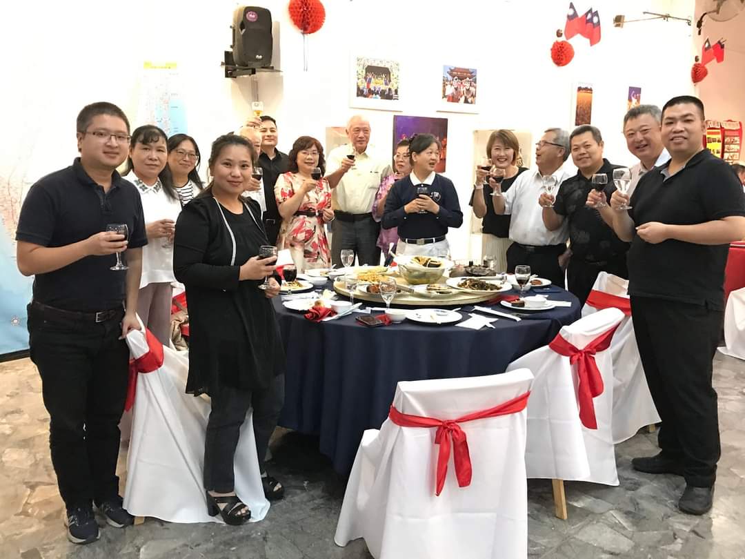 Durante el evento, los invitados cantaron juntos "El latido del corazón ...