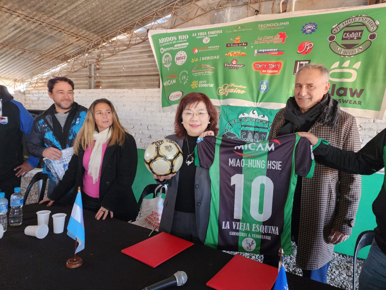 foto emb. con balon baldassi camiseta (1)