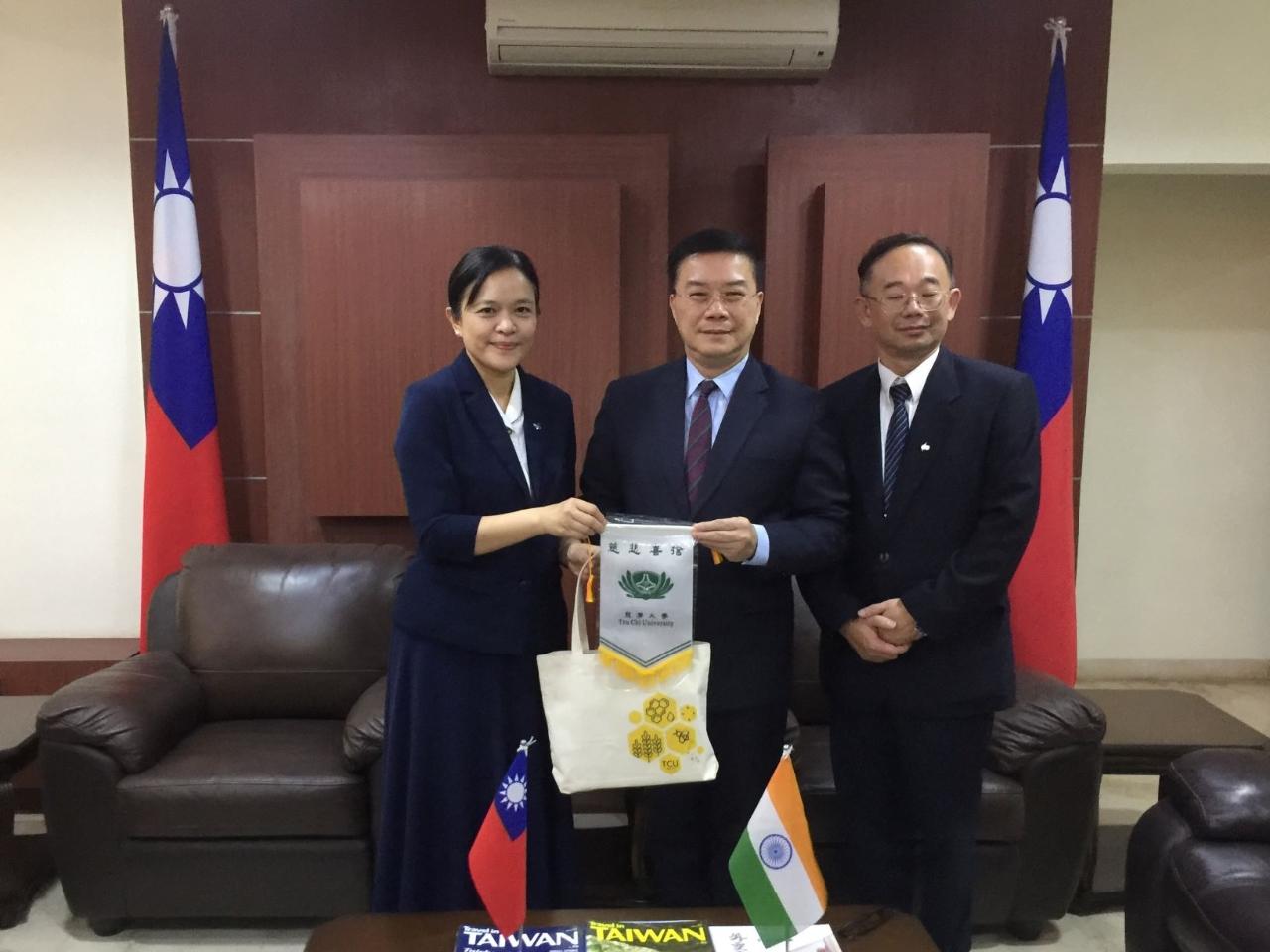 Director-General Charles Li of TECC in Chennai(center),Professor Liu,Yi ...