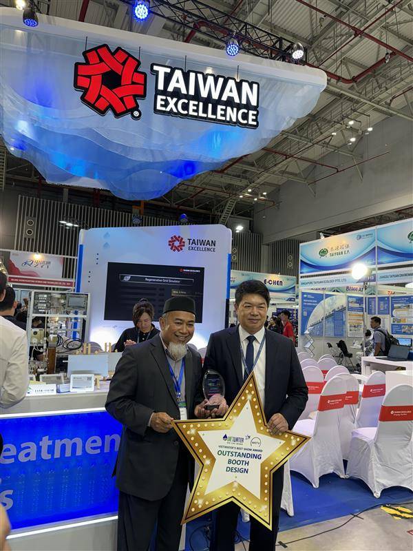 7/11/2024 Chủ nhiệm Văn phòng Ông Hank Han tham dự nghi thức khai mạc và phát biểu tại gian hàng ...