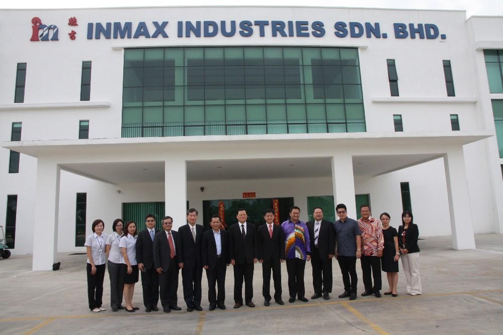 Ketua Pewakilan H.E. Chang, Chi-ping (lapan dari kiri) bergambar dengan ...