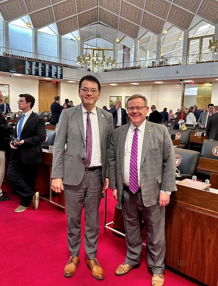 北卡羅萊納州眾議會通過友台聲明案，本處王處長與北卡羅萊納州眾議長Tim Moore合影 (112年6月14日 ...