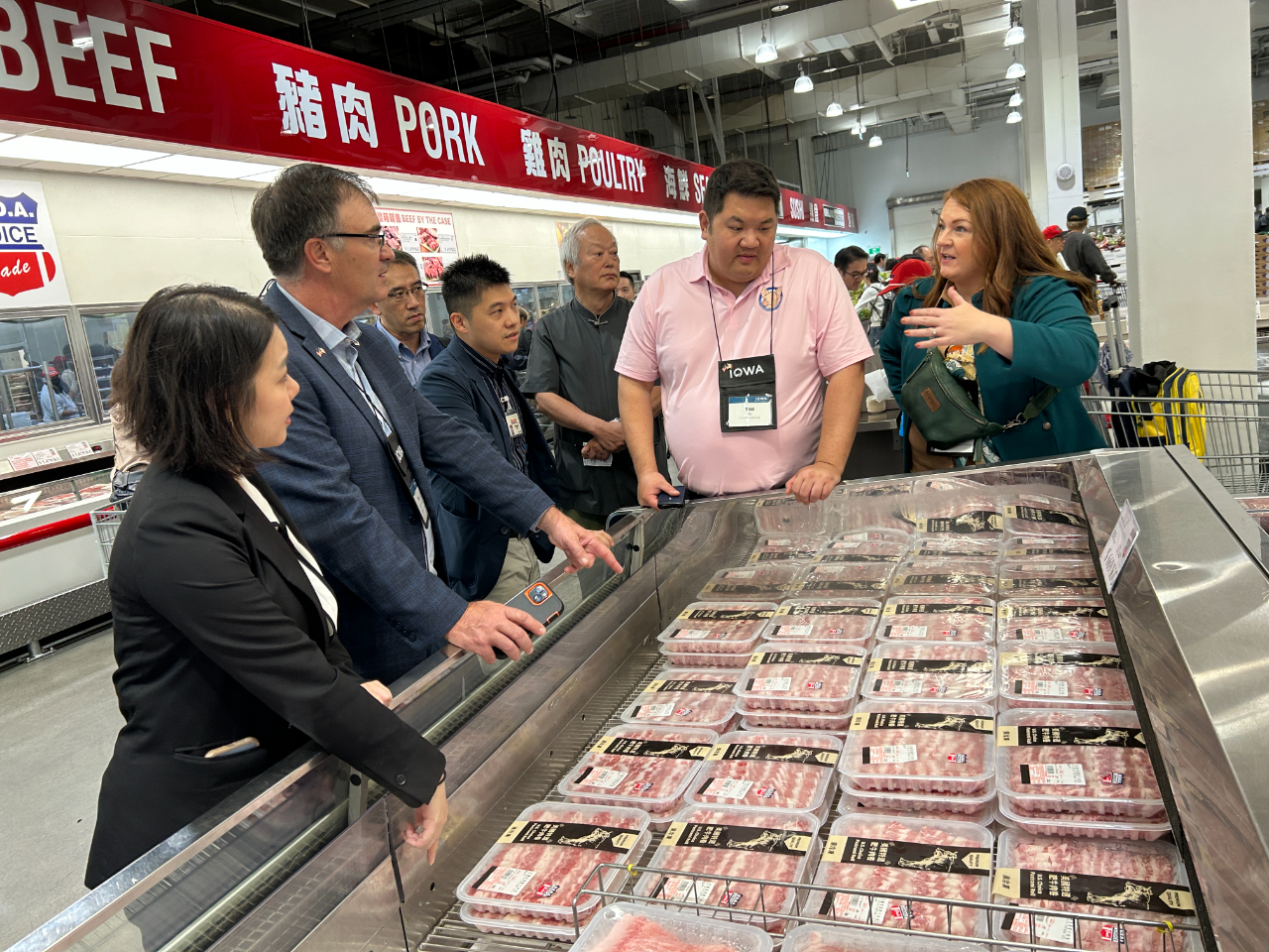 圖說二：愛州農業經貿團於台灣賣場考察