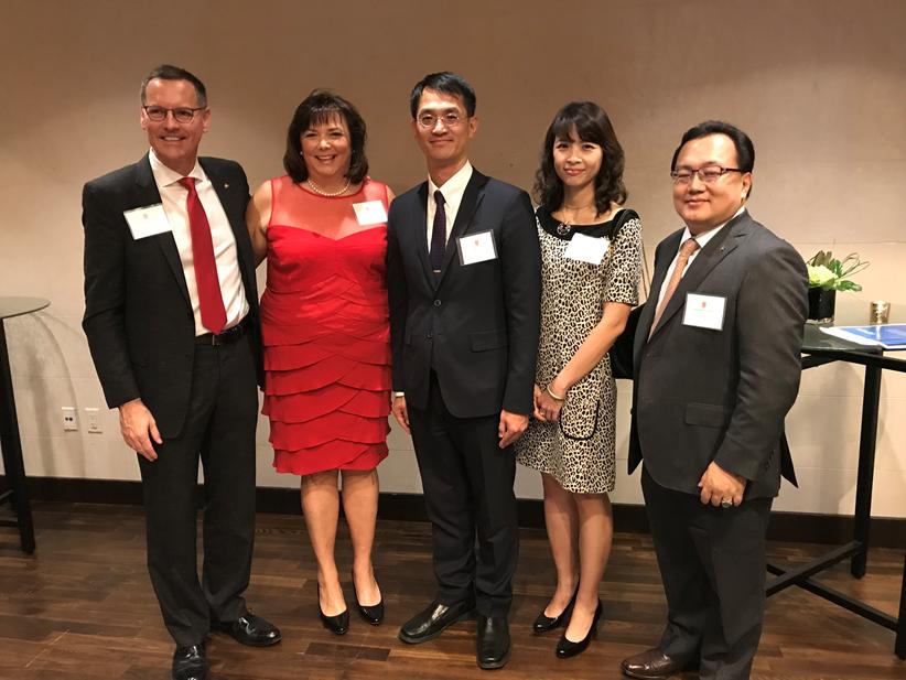 駐休士頓辦事處處長陳家彥夫婦與聖湯瑪士大學新任Richard Ludwick校長夫婦在L校長... - 駐休士頓台北經濟文化辦事處 ...