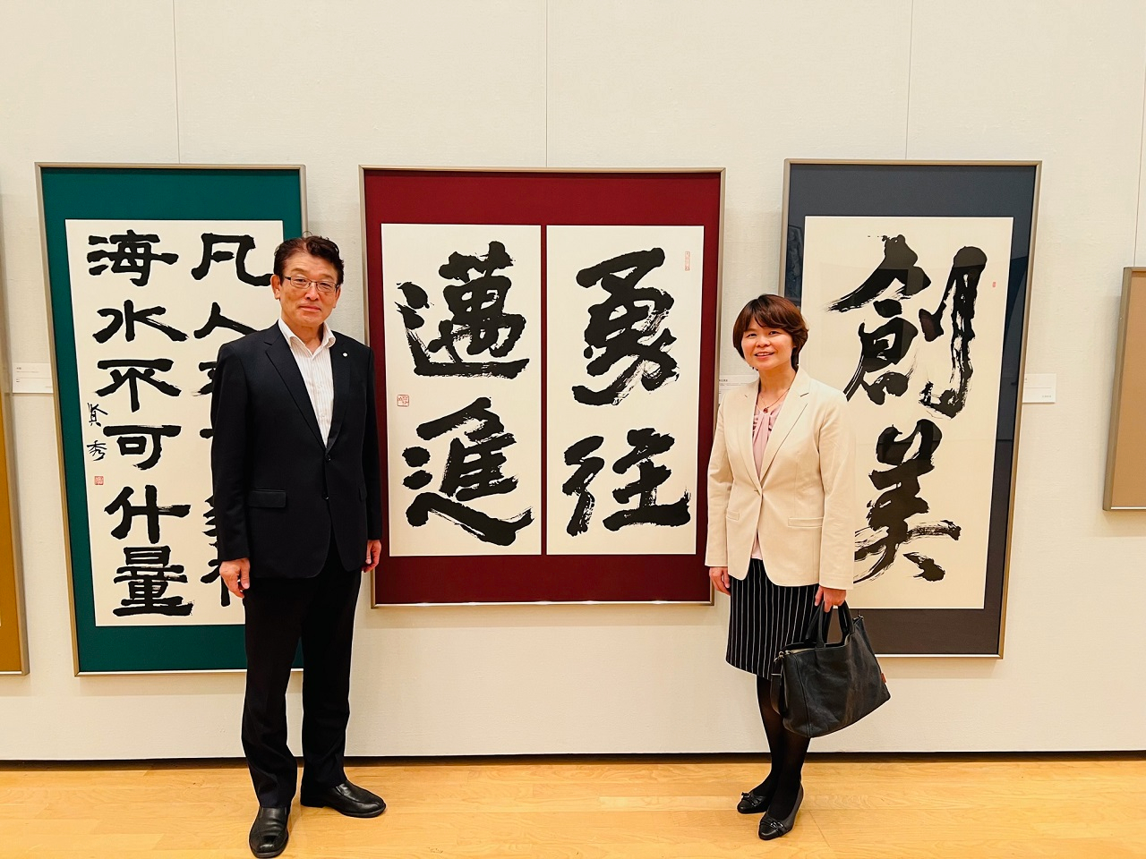 20230915駐大阪辦事處林育柔教育秘書(右)與IFA國際美術協會金原芳山會長在作品前合影