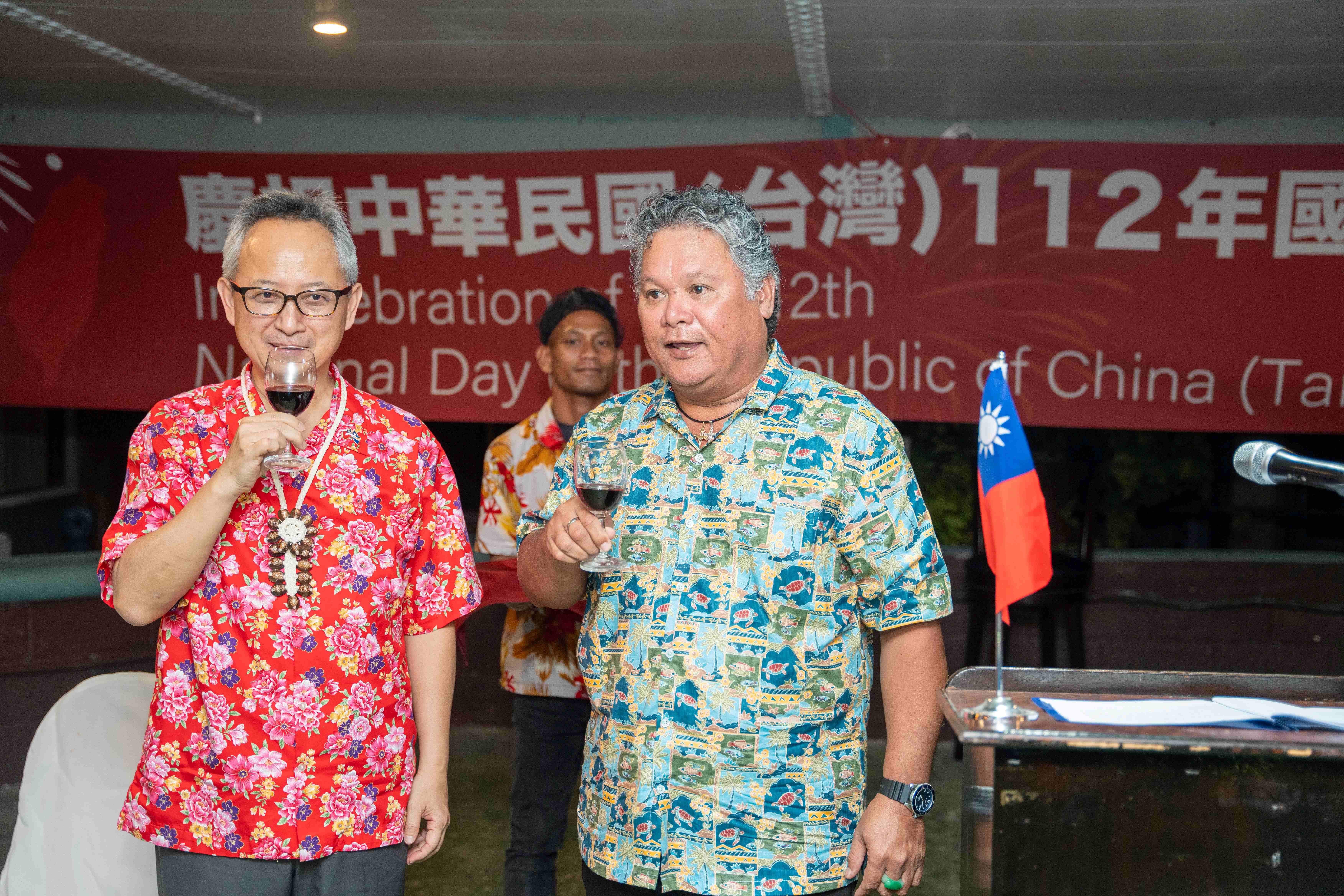 此外，為了展現多元的台灣文化，酒會亦提供了台式小吃如滷肉飯、貢丸湯和炒麵，更展示台灣獨有的竹編担仔麵攤位。本地僑胞和館員的精彩表演 ...